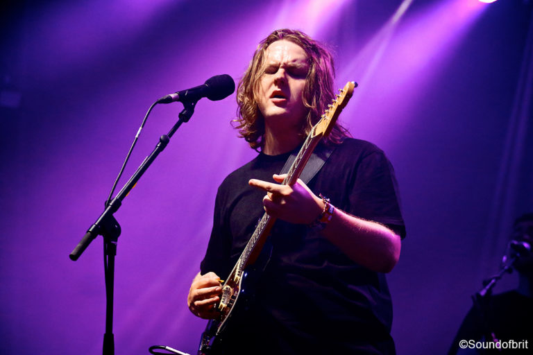 Lewis Capaldi donne à Rita Ora un single car il le chante mal