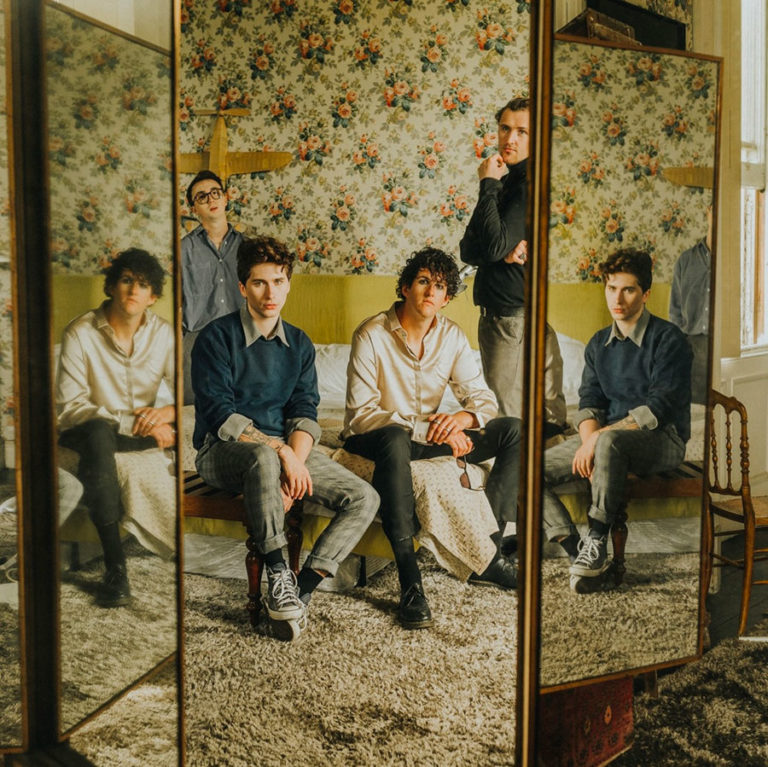 Holding Absence dévoile Beyond Belief et annonce un nouvel album